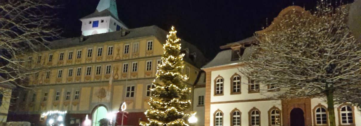 Bad König, 3. Dezember 2017: Winterliche Idylle am Schlossplatz ...