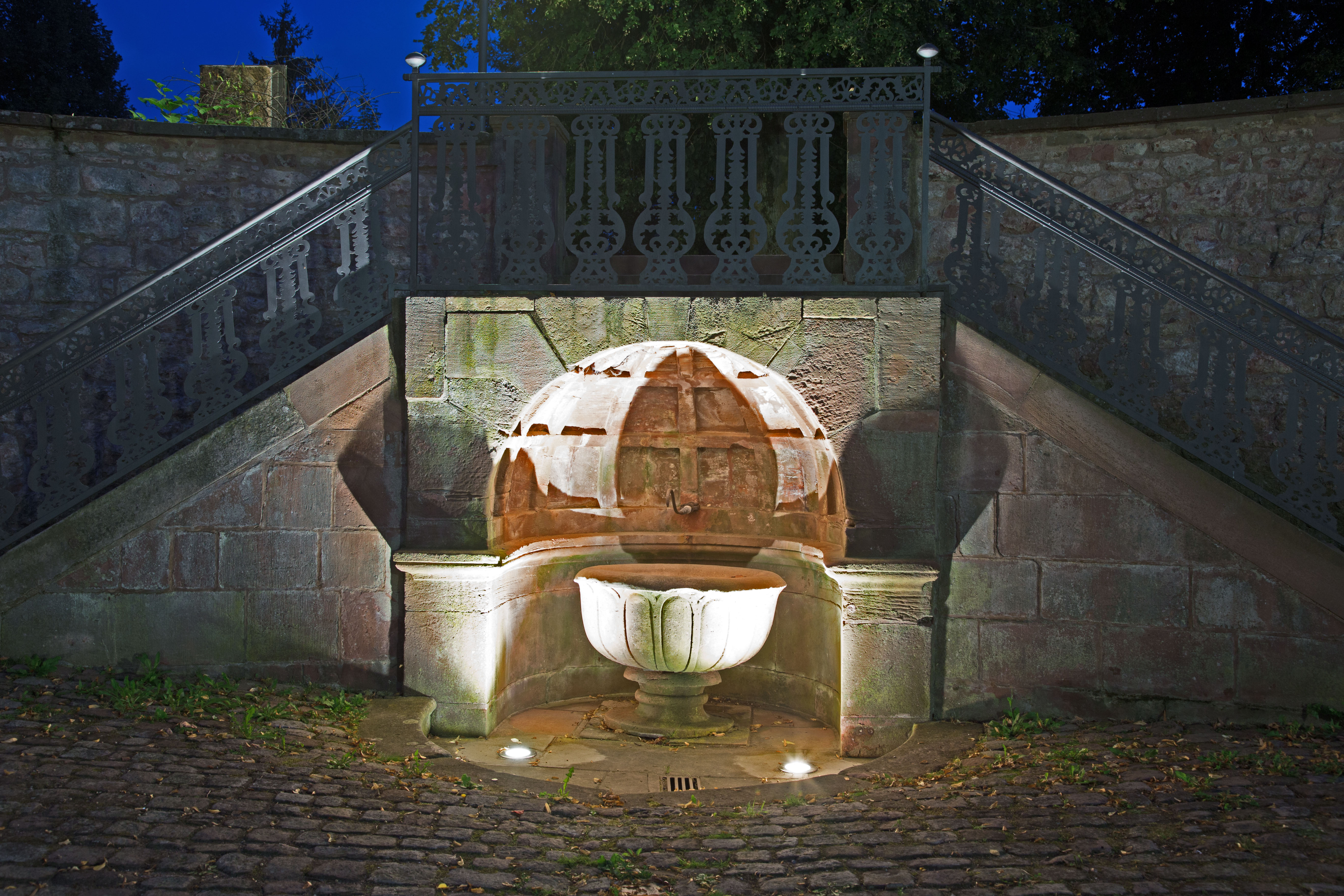 Bad König im Odenwald: Der Brunnen im historischen Zentrum leuchtet ...