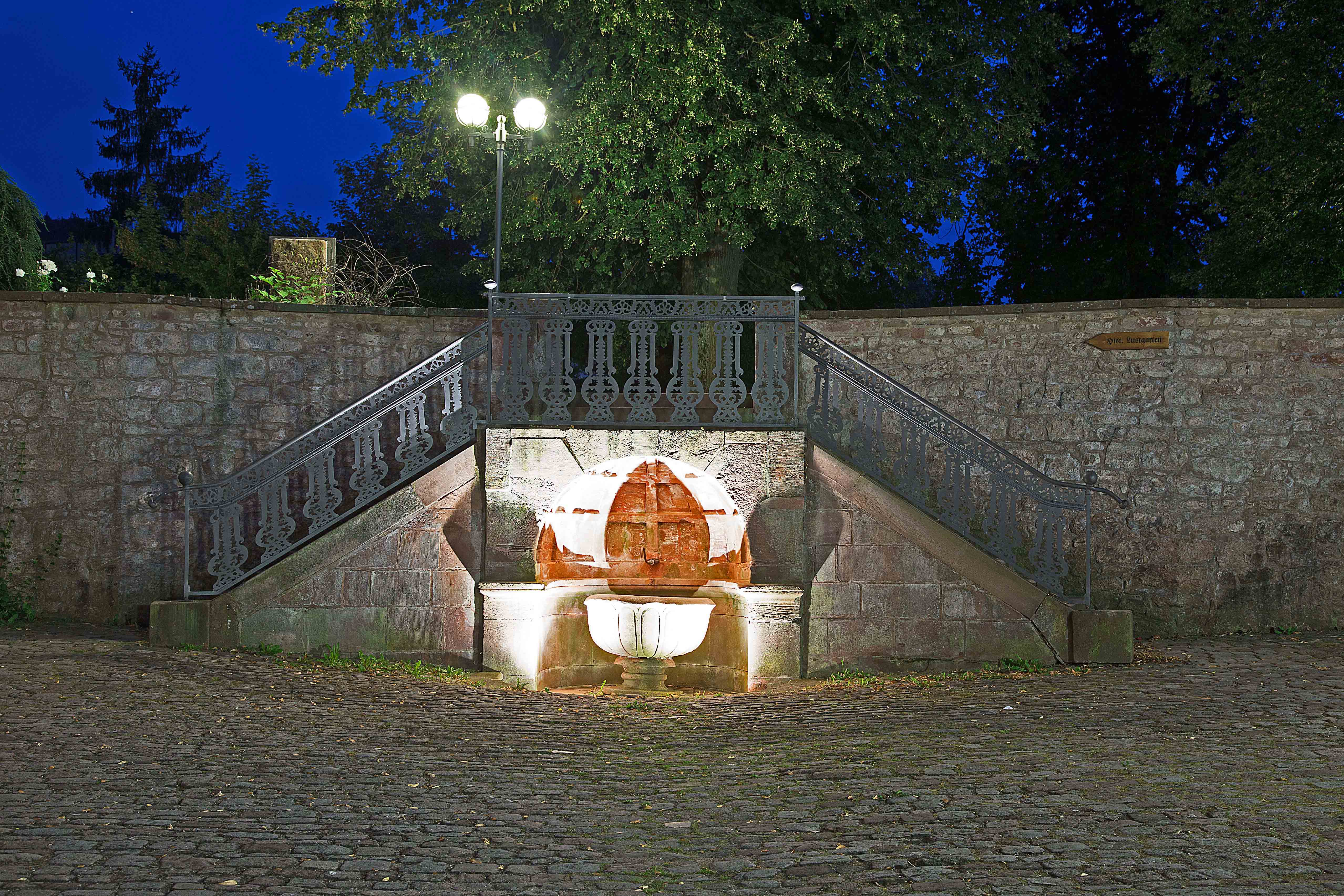 Bad König im Odenwald: Der Brunnen im historischen Zentrum leuchtet ...